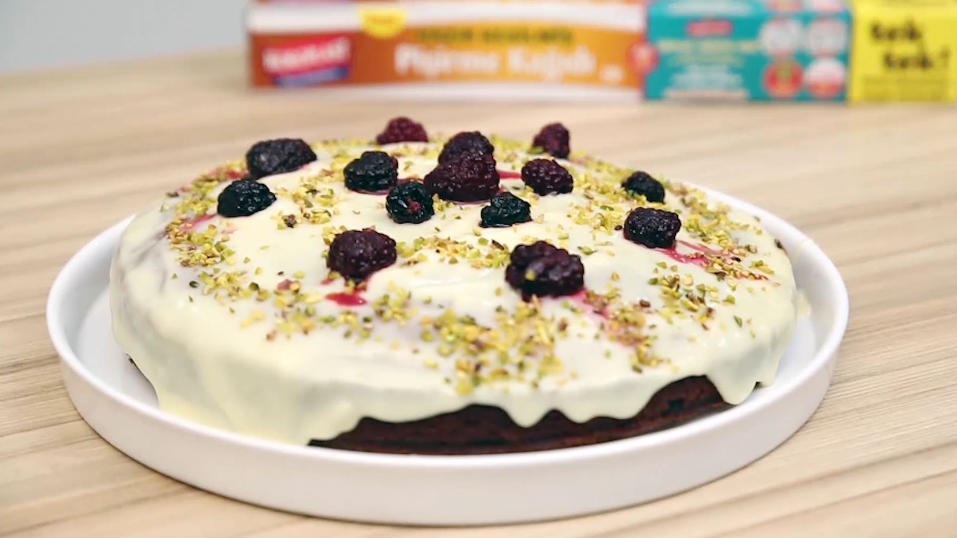 Beyaz Çikolata Soslu Kek • Koroplast